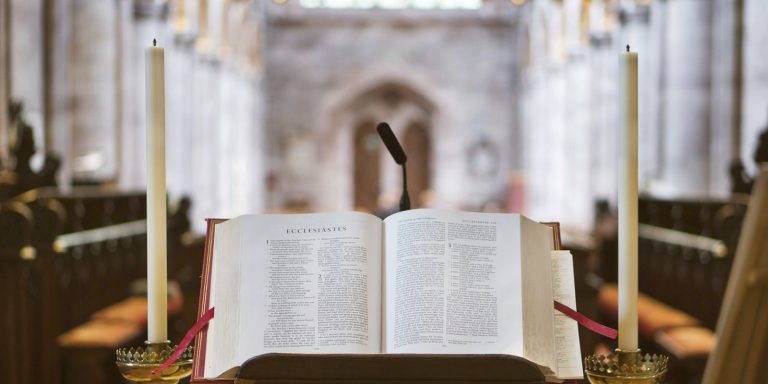 Dogma - Qué es y concepto (en filosofía, religión y derecho)