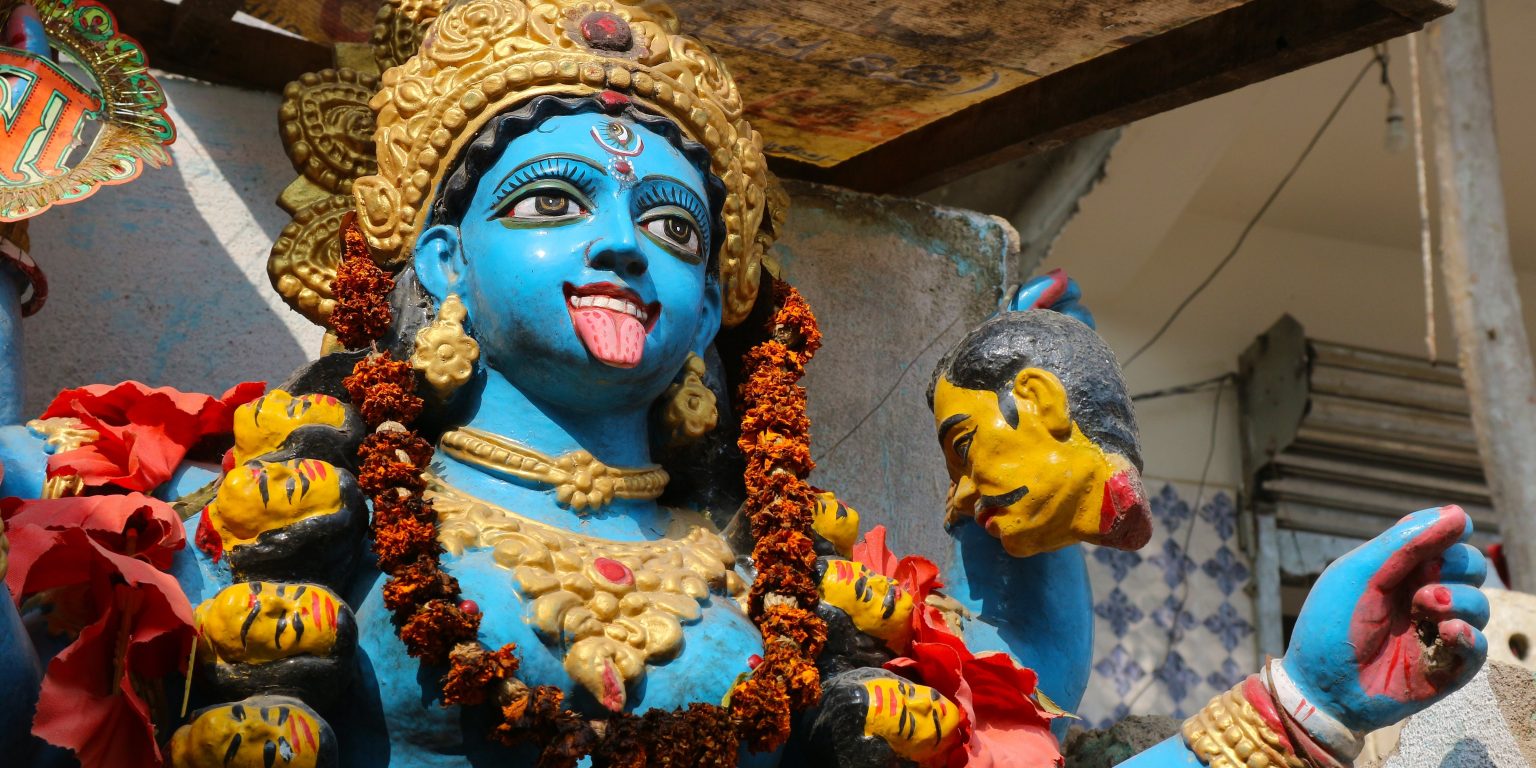 Deidad - Qué es, concepto, historia y diferencia con un dios